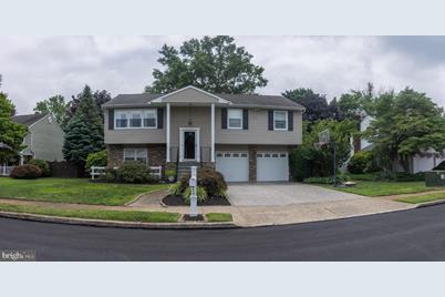 19 Robin Hood Dr, Levittown, PA 19054 - MLS PABU2053888 - Coldwell Banker